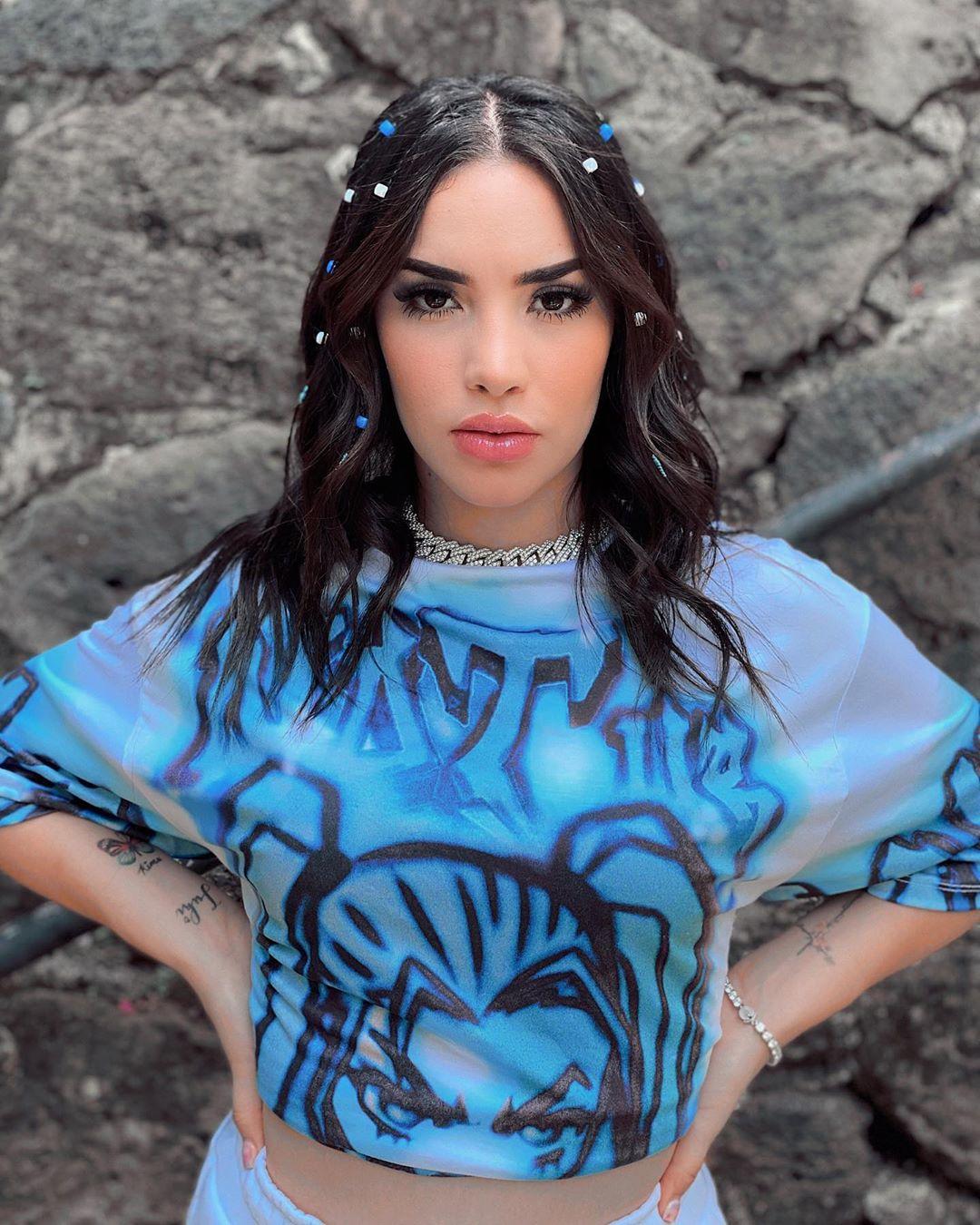 Kimberly regala 100 mil pesos en la calle y le llueven críticas