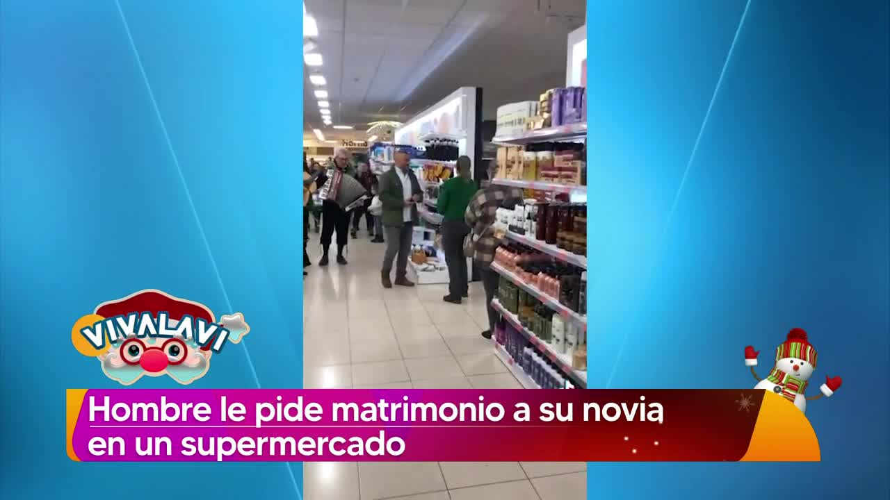 Hombre le pide matrimonio a su novia en un supermercado