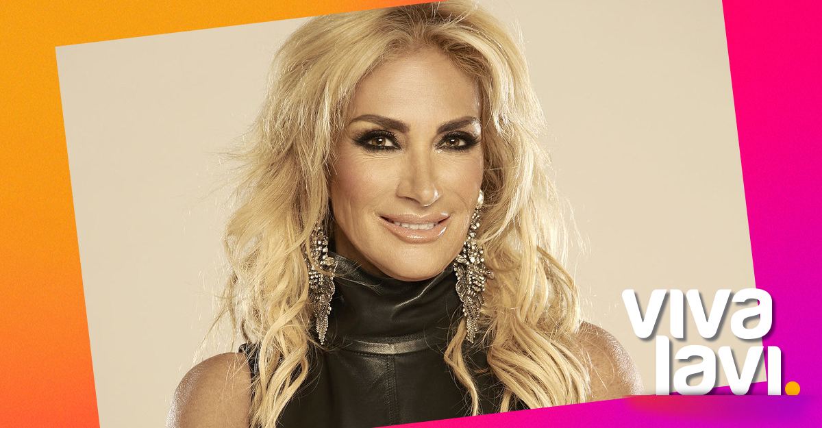 Adela Micha broma sobre confusión con el nombre de Selena Gómez