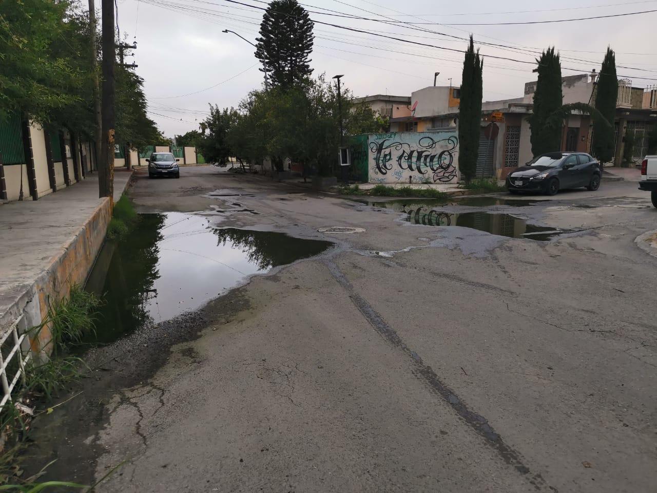 Fuga de aguas negras afecta a habitantes de la colonia Valle de Huinalá