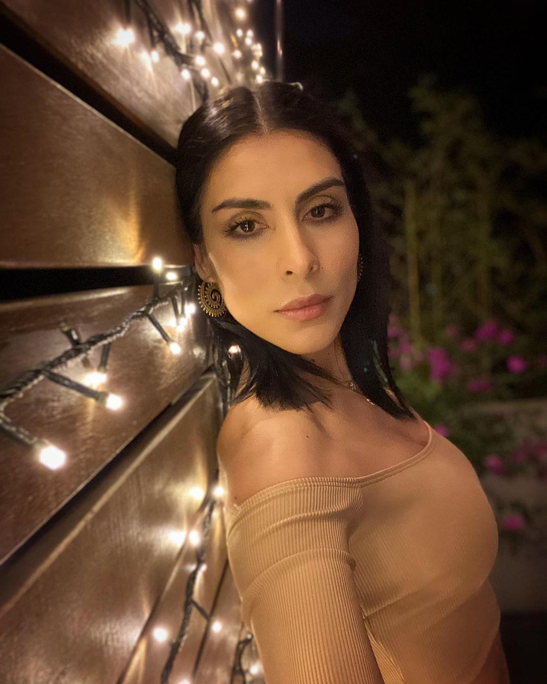 María León presume abdomen de acero en colorido bikini