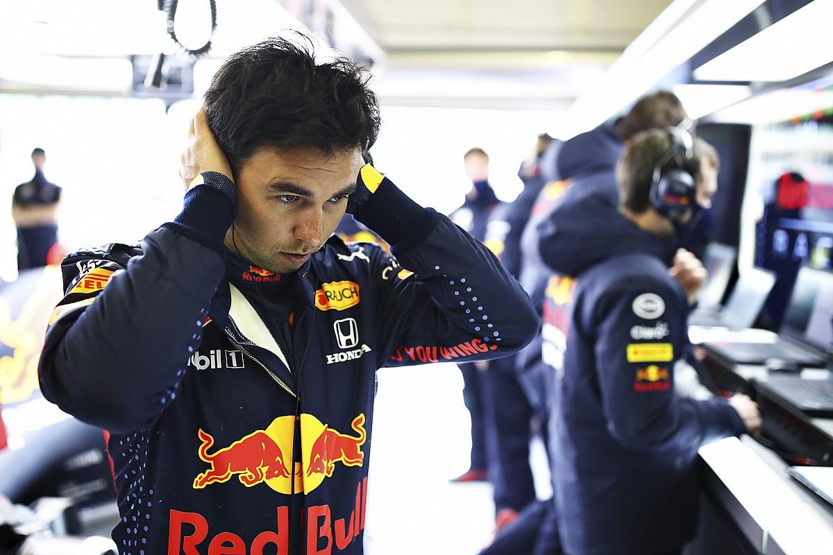 Checo Pérez luce nueva indumentaria de Red Bull para la nueva temporada