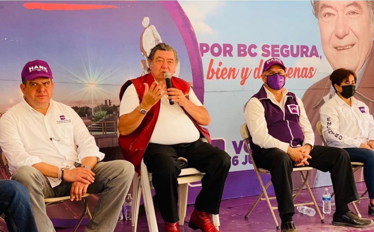 Arranca campaña Hank Rhon en Baja California acompañado de ejidatarios