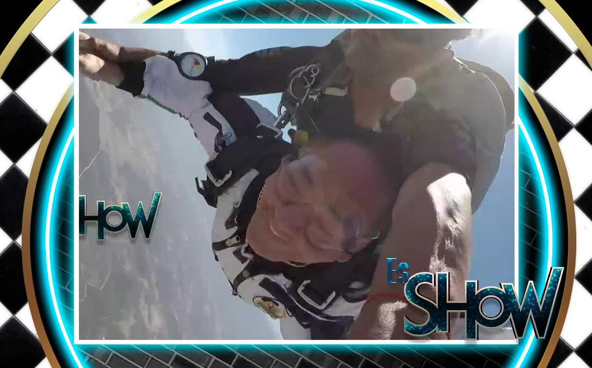 VIDEO: Chavana causa gracia al aventarse de paracaídas