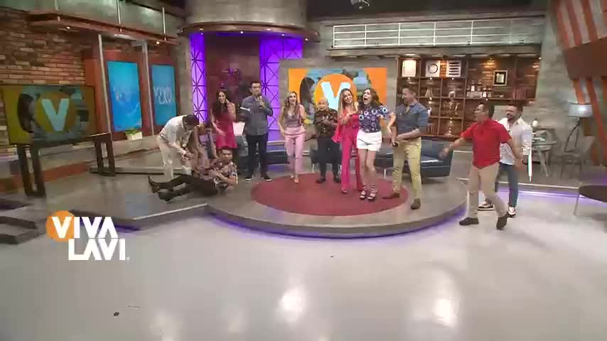 ¿Nuevo romance?, Mónica Dávalos y Luis Roberto protagonizan tremendo BESO