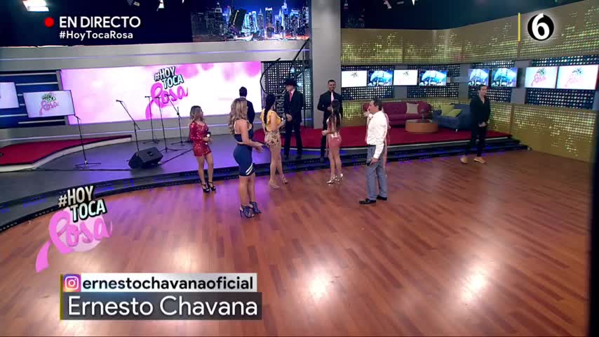 Ernesto Chavana reparte billetes al elenco de 'Es Show'